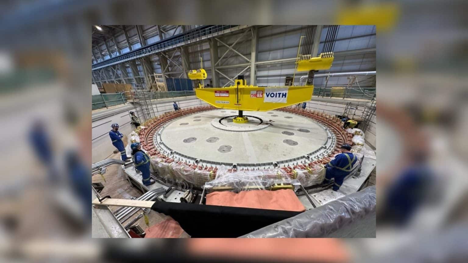 BC Hydro lifts 600-tonne turbine rotor into place